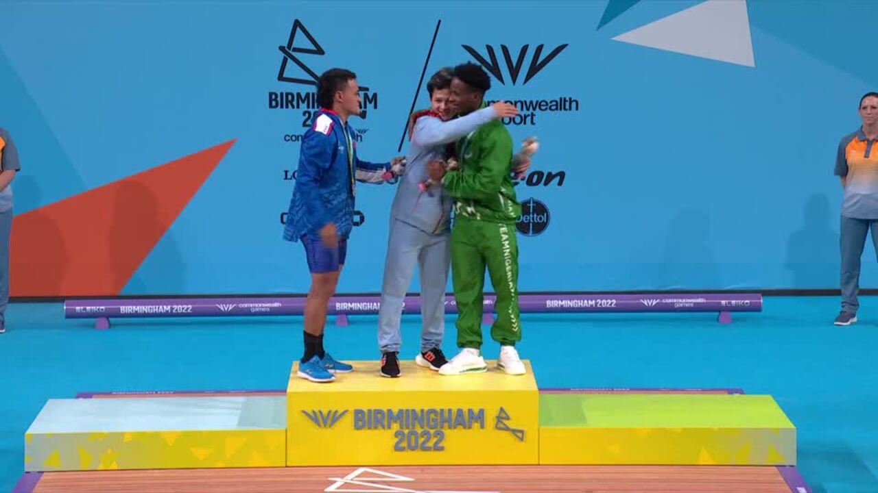B2022: Samoa's Vaipava Nevo Ioane gives his ula fala to Lalrinnunga ...